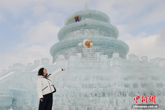 长春冰雕“祈年殿” 引游人打卡